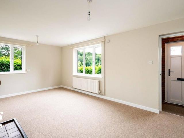 3 bedroom link detached house to rent