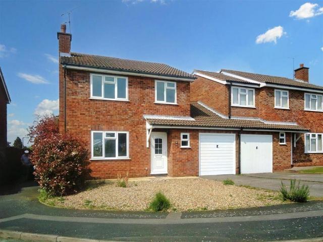 3 bedroom link detached house to rent