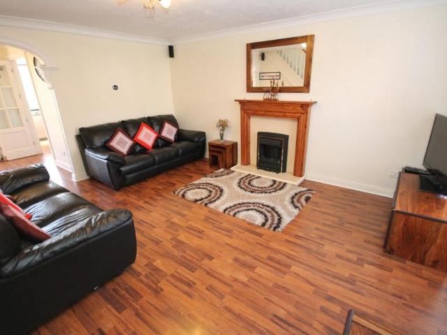 3 bedroom link detached house to rent
