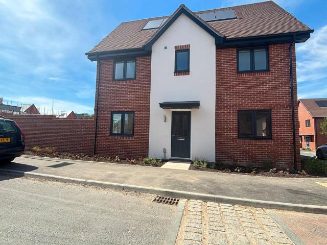 3 bedroom link detached house to rent