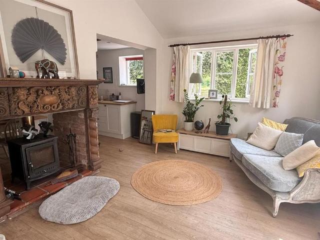 3 bedroom link detached house to rent
