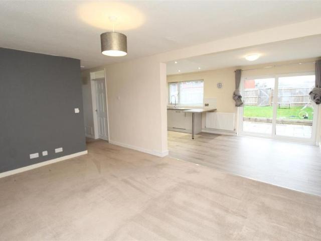3 bedroom link detached house to rent