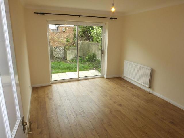 3 bedroom link detached house to rent