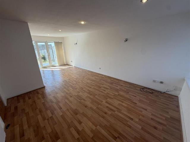 3 bedroom link detached house to rent