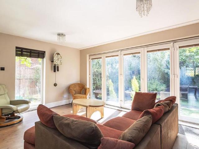 3 bedroom link detached house to rent