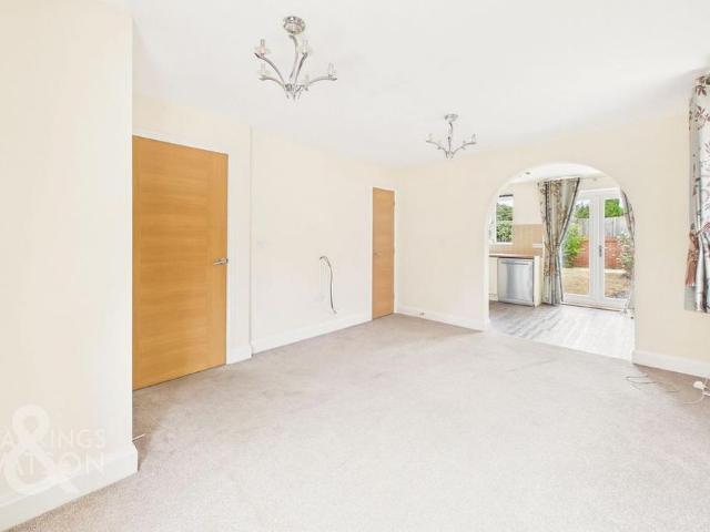 3 bedroom link detached house to rent