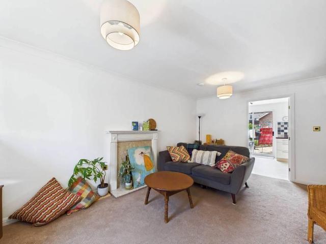 3 bedroom link detached house to rent