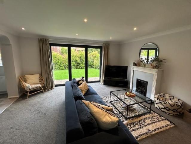 3 bedroom link detached house to rent