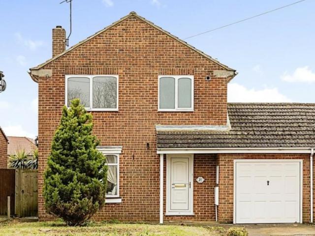 3 bedroom link detached house to rent