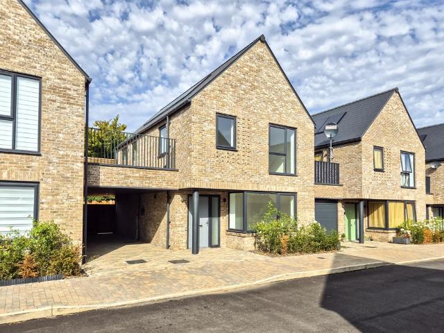 3 bedroom link detached house to rent