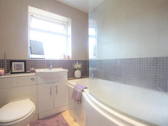 3 bedroom link detached house to rent