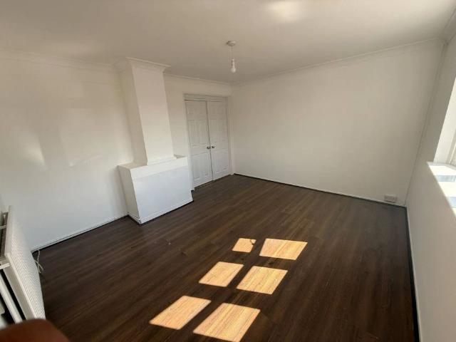 3 bedroom link detached house to rent