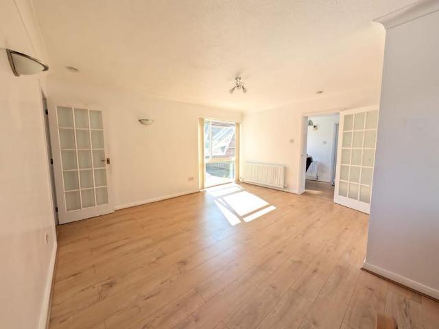 3 bedroom link detached house to rent