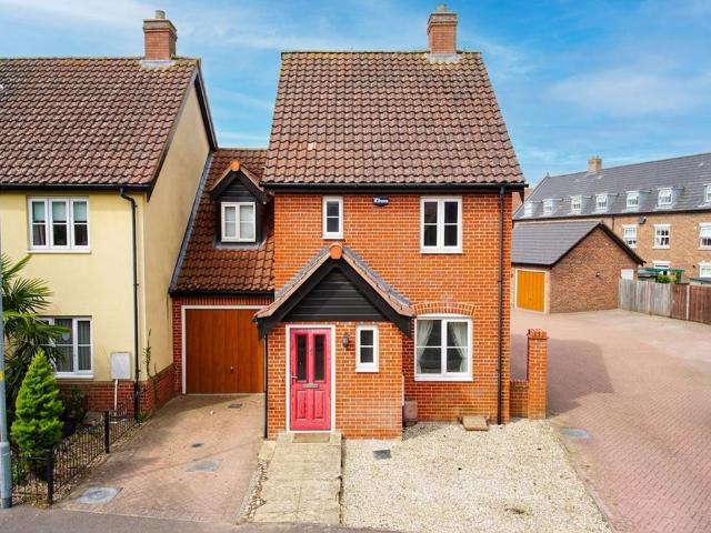 3 bedroom link detached house to rent