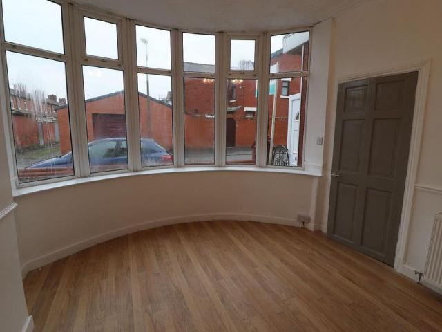 3 bedroom link detached house to rent