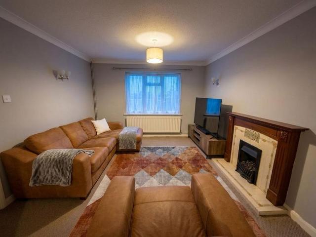 3 bedroom link detached house to rent