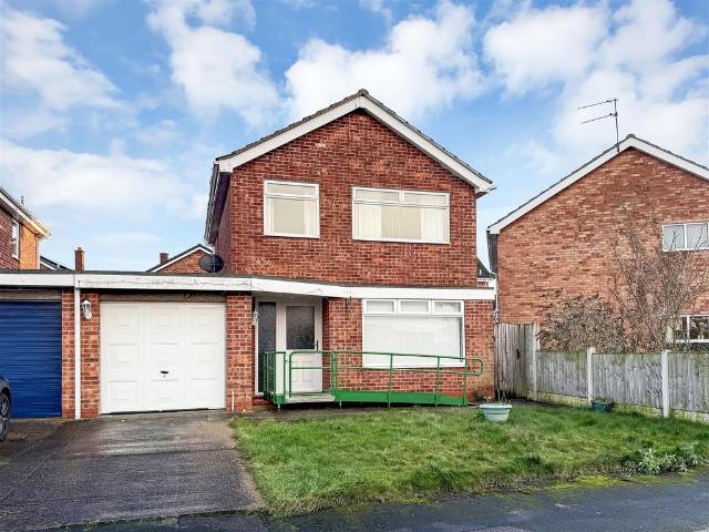 3 bedroom link detached house for sale