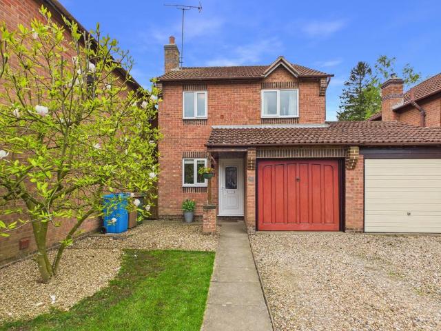 3 bedroom link detached house for sale