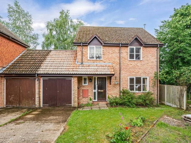 3 bedroom link detached house for sale