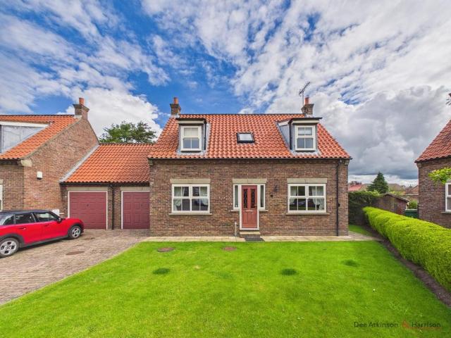 3 bedroom link detached house for sale