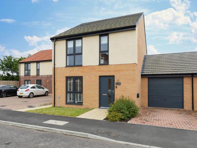 3 bedroom link detached house for sale