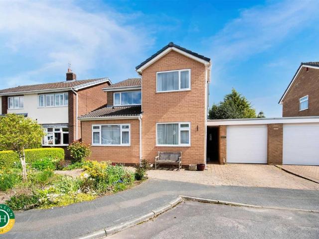 3 bedroom link detached house for sale