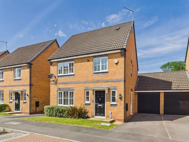 3 bedroom link detached house for sale