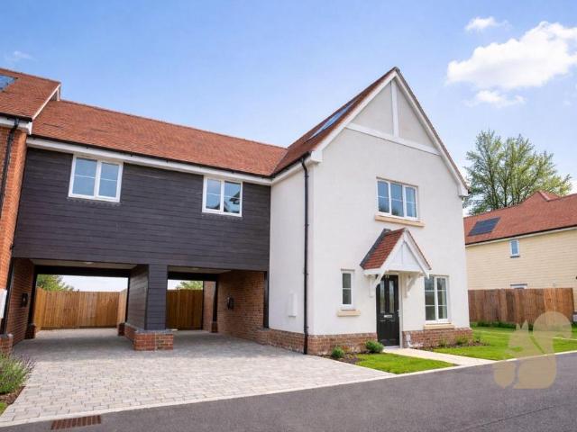 3 bedroom link detached house for sale