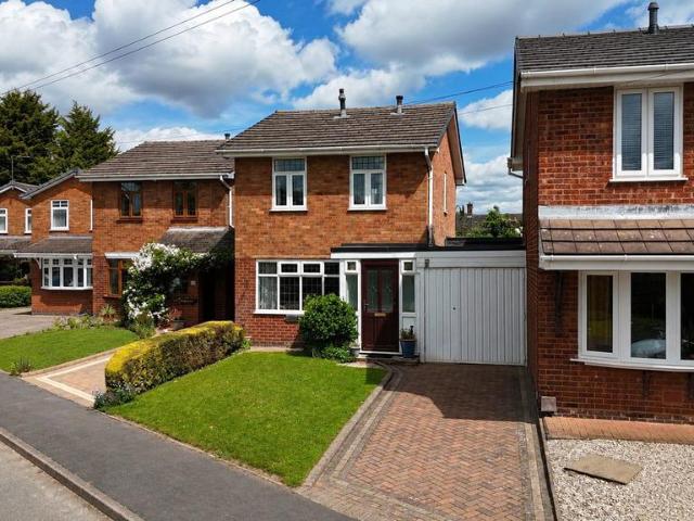 3 bedroom link detached house for sale