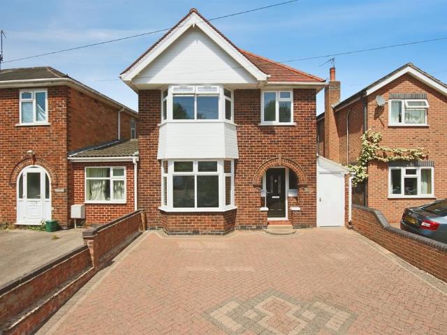 3 bedroom link detached house for sale