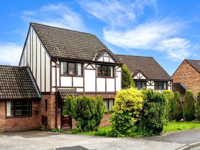 3 bedroom link detached house for sale