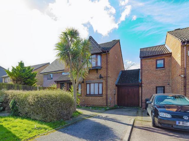 3 bedroom link detached house for sale