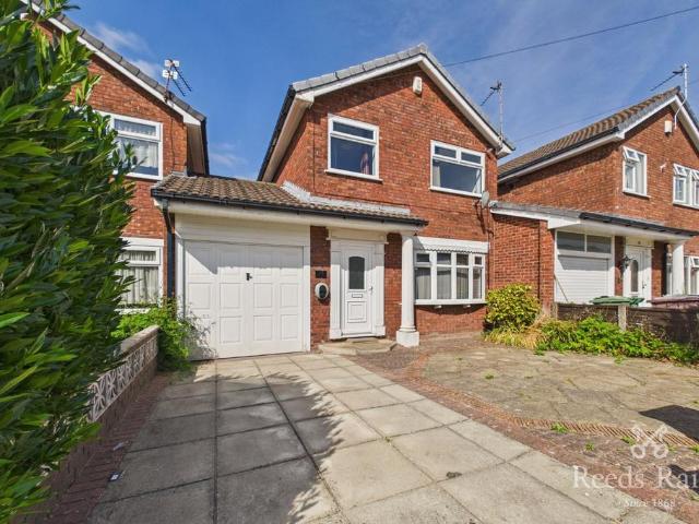3 bedroom link detached house for sale
