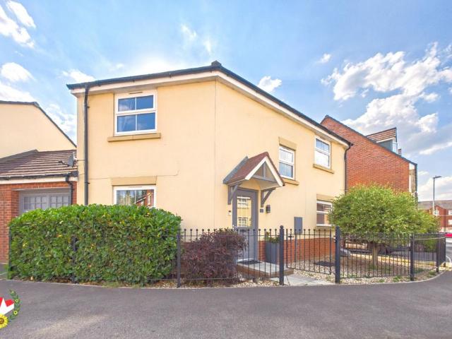 3 bedroom link detached house for sale