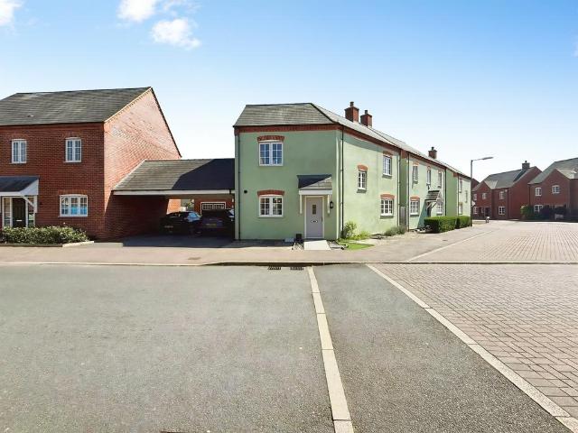 3 bedroom link detached house for sale