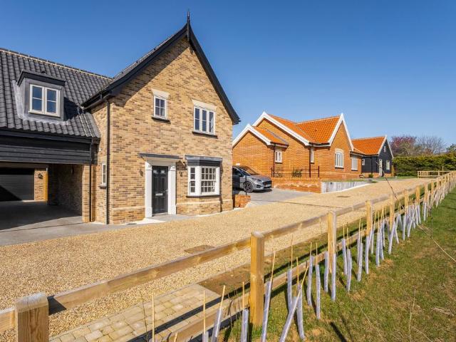 3 bedroom link detached house for sale