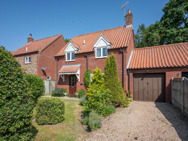 3 bedroom link detached house for sale
