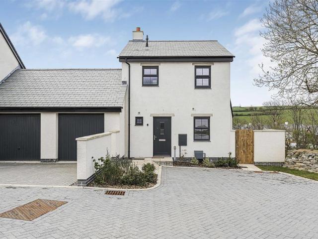 3 bedroom link detached house for sale