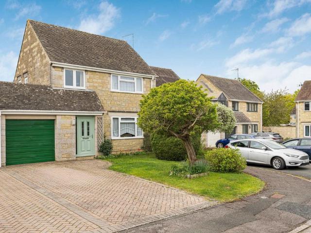 3 bedroom link detached house for sale