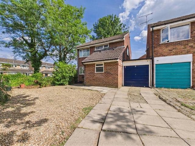 3 bedroom link detached house for sale