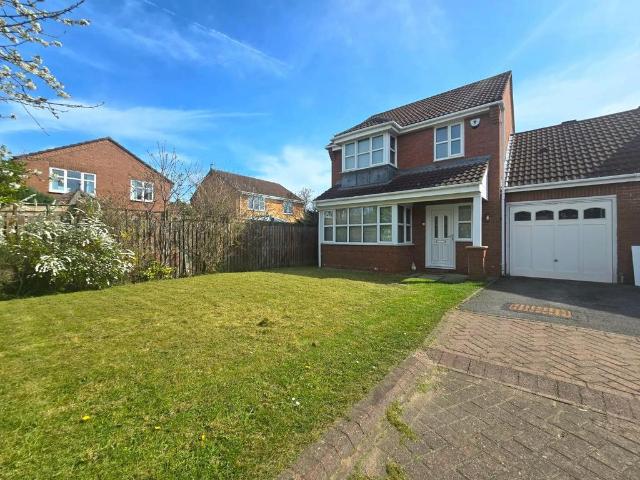 3 bedroom link detached house for sale
