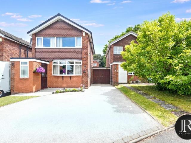 3 bedroom link detached house for sale