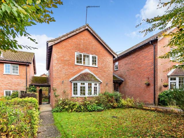 3 bedroom link detached house for sale