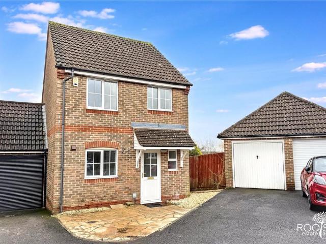 3 bedroom link detached house for sale