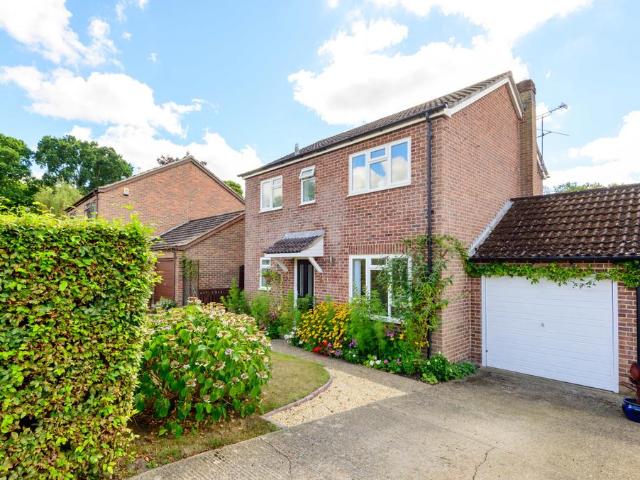 3 bedroom link detached house for sale