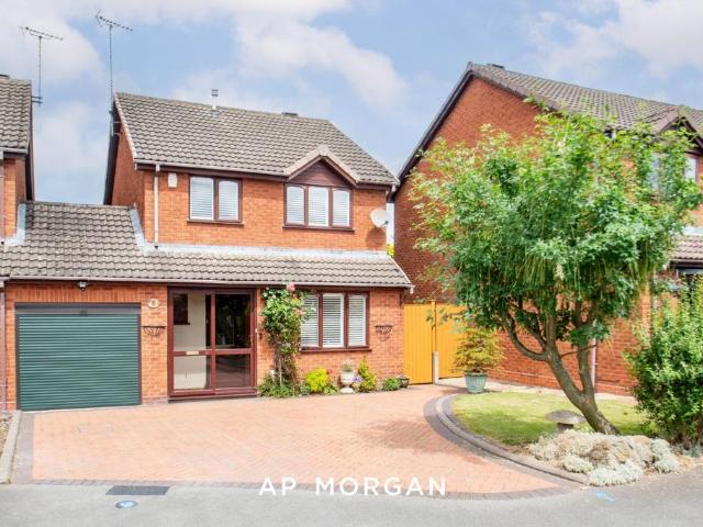 3 bedroom link detached house for sale