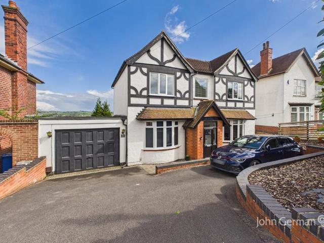 3 bedroom link detached house for sale
