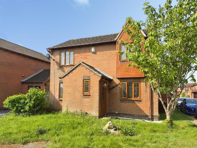 3 bedroom link detached house for sale