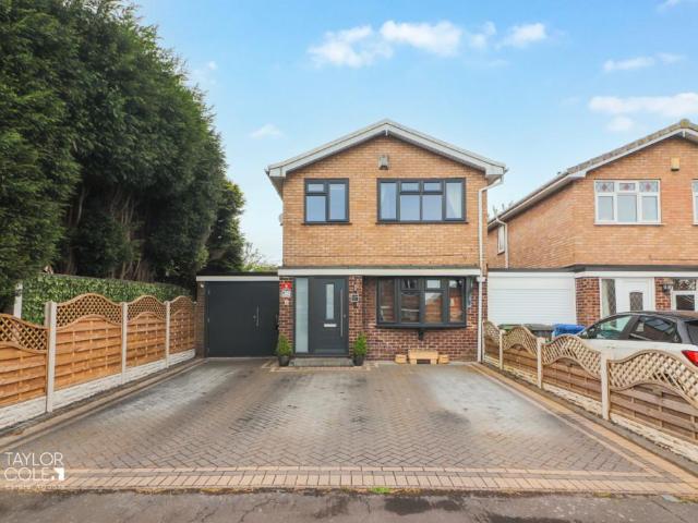 3 bedroom link detached house for sale