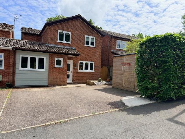 3 bedroom link detached house for sale